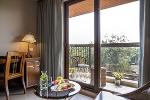 Quarto Clássico com Cama de Casal | Vista da varanda