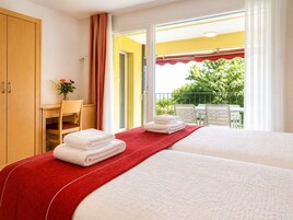 Apartamento, sacada, vista para o jardim | Cofres nos quartos, quartos à prova de som, Wi-Fi de cortesia
