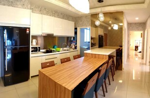 Apartamento, 3 quartos | Refeições no quarto