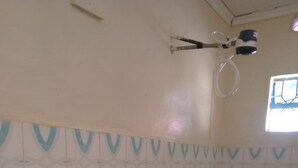 Um banheiro com parede de azulejos estampados, pia e vaso sanitário.