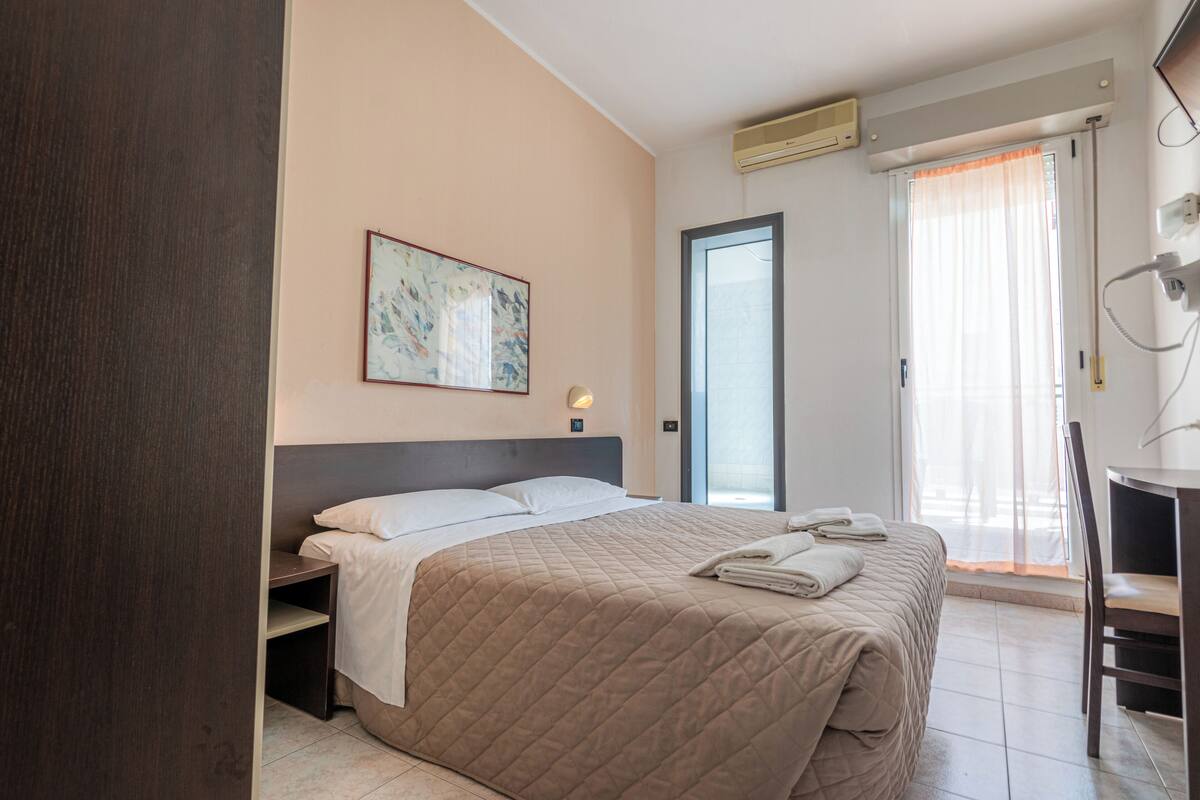 Cofre no quarto, roupa de cama fornecida