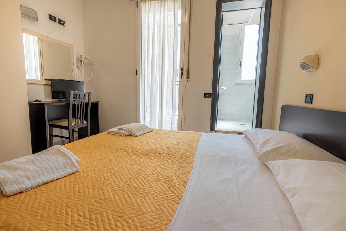 Cofre no quarto, roupa de cama fornecida