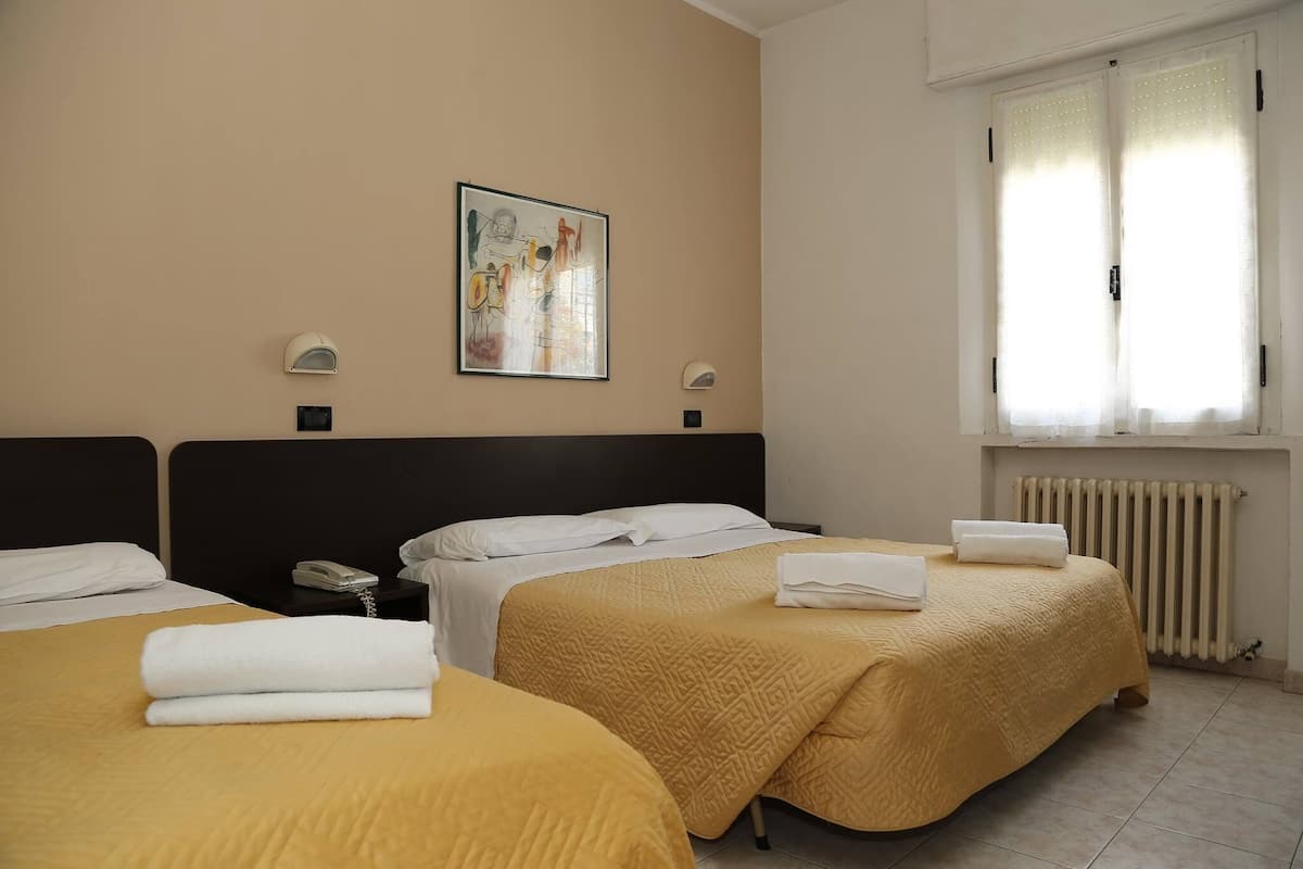 Quarto Triplo | Cofre no quarto, roupa de cama fornecida