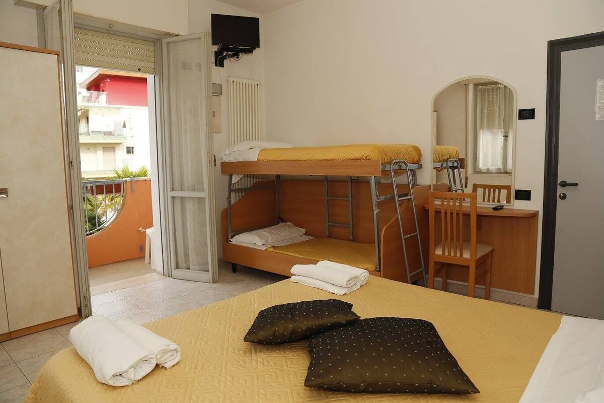Quarto Quádruplo | Cofre no quarto, roupa de cama fornecida