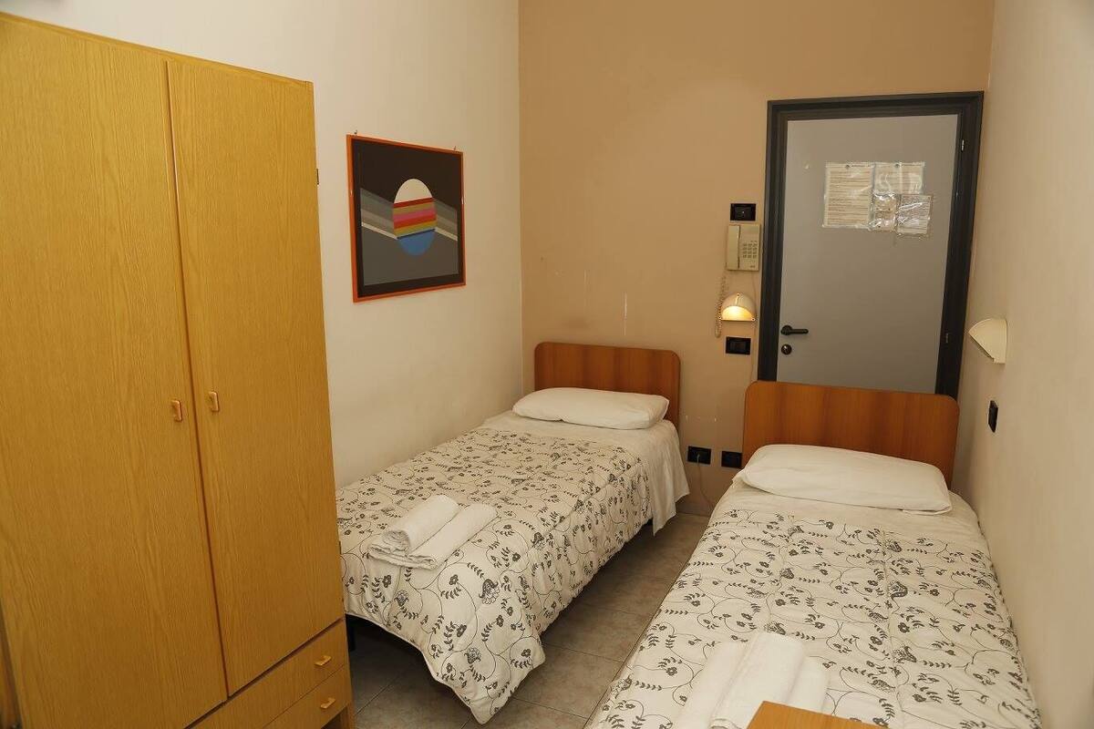 Quarto Twin Económico | Cofre no quarto, roupa de cama fornecida