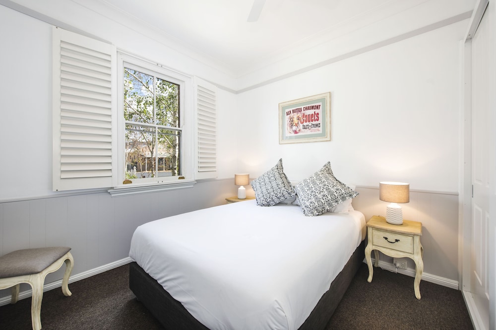 Sleeps 8: King Bed, 2 Queen Beds, 1 Double Sofa Bed - 5 Min Walk To Town Centre - New South Wales
