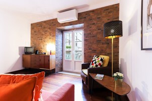 Apartamento, 2 quartos, não fumadores | Sala de estar | TV de ecrã plano 