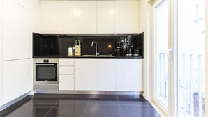 Apartamento, 1 quarto, não fumadores | Cozinha privada | Uma cafeteira/bule, um frigorífico/congelador grande, um micro-ondas 