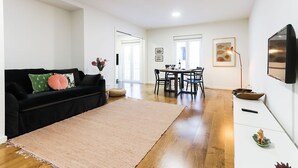 Apartamento, 1 quarto, não fumadores | Sala | TV de ecrã plano, leitor de DVD 