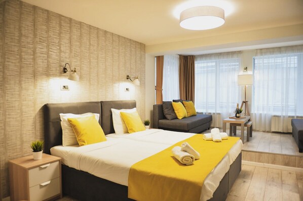 Quarto quádruplo luxo | Frigobar, cofres nos quartos, escrivaninha