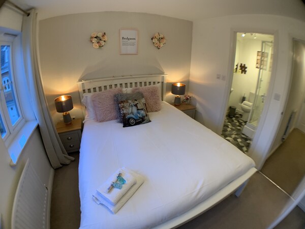 Harpers Brook  5 Bedrooms Tv Netflix - Corby