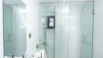 Quarto casal superior | Banheiro | Chuveiro, chuveiro com efeito de chuva, produtos de toalete de grife