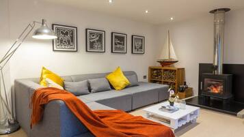 Casa (2 Bedrooms) | Sala de estar | TV, lareira