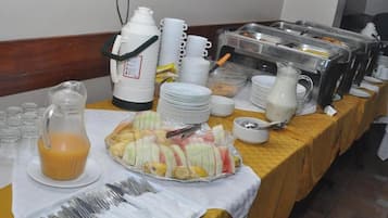 Pequenos-almoços servidos, cozinha local e internacional