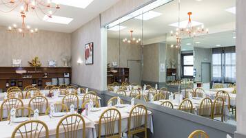 Pequenos-almoços, almoços e jantares servidos