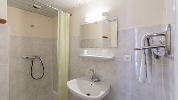 Um secador de cabelo (mediante pedido), toalhas fornecidas