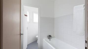 Quarto Duplo ou Twin | Casa de banho | Um secador de cabelo (mediante pedido), toalhas fornecidas