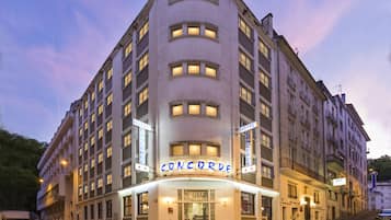 Fachada do alojamento (tarde/noite)