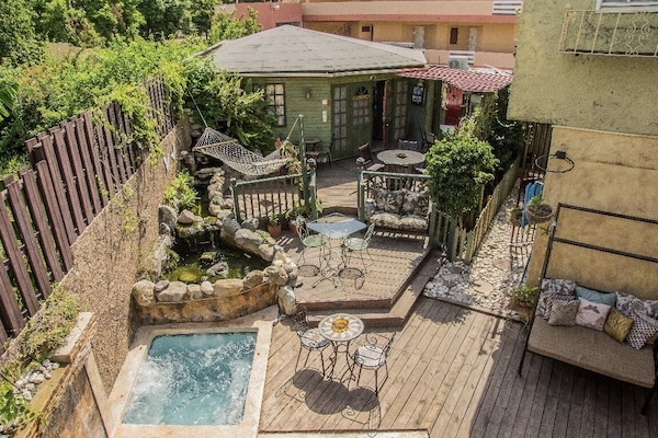 Terraço com espreguiçadeiras