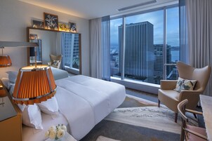 Roupas de cama antialérgicas, frigobar, cofres nos quartos, escrivaninha