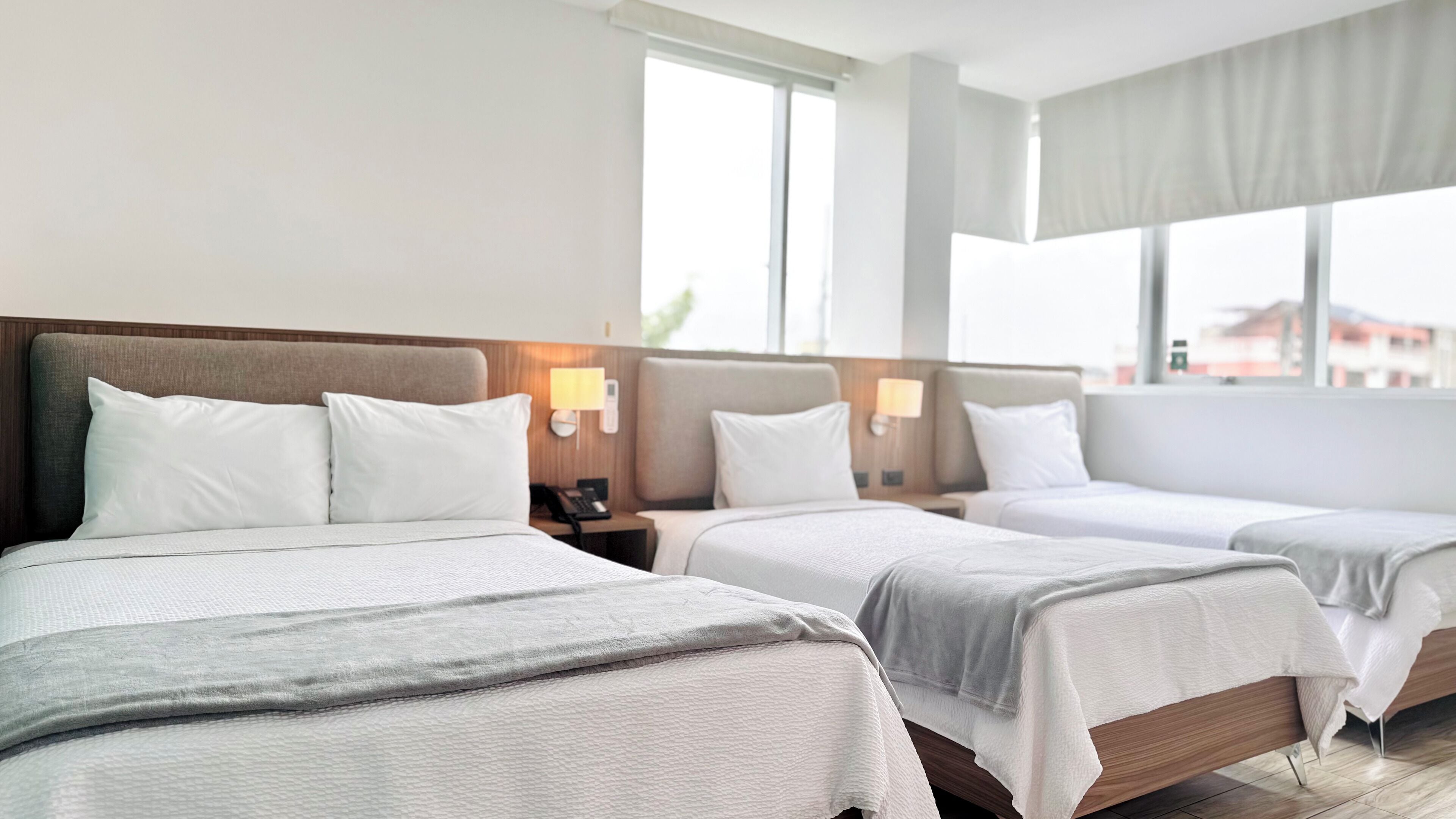 Quarto Triplo | Cofre no quarto, secretária 