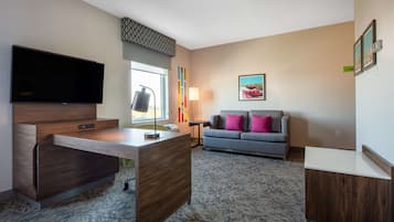 Suite, 1 cama king-size, não fumadores | Cofre com capacidade para portátil, secretária