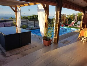 Piscina exterior, espreguiçadeiras 