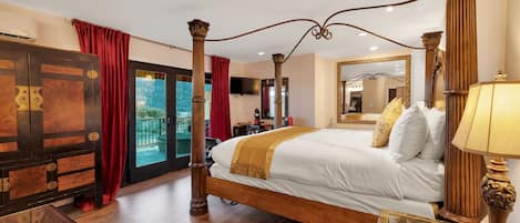 Um quarto espaçoso com uma cama grande, móveis de madeira e vista para a varanda.