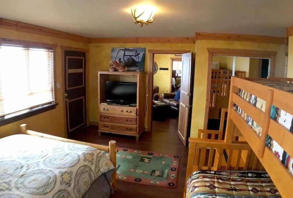 Comfortable Taos Ski Valley Condo Sleeps 9 With Full Kitchen - Taos Ski Valley, NM