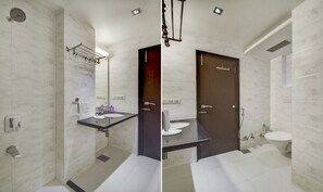 Quarto Twin Deluxe | Casa de banho | Um polibã, toalhas fornecidas