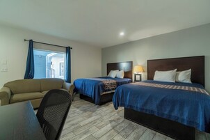 Quarto Deluxe, 2 camas queen-size | Minibar, secretária, ferro/tábua de engomar, Wi-fi grátis 