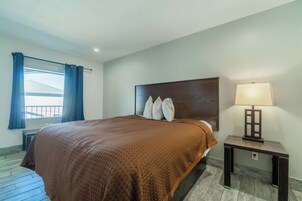 Quarto luxo, 1 cama King | Frigobar, escrivaninha, ferros/tábuas de passar roupa, Wi-Fi de cortesia