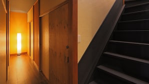 Um corredor com portas de madeira e escadas.