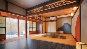 Um quarto japonês tradicional com tatames, portas deslizantes e um painel shoji.