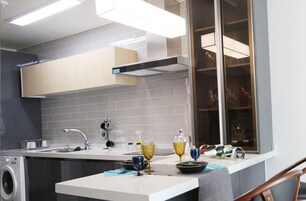 Um frigorífico, um micro-ondas, uma placa de cozinha 