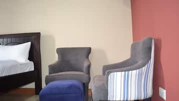 Suite-Estúdio Deluxe | Sala de estar | Televisor de ecrã plano de 32 polegadas com canais via satélite