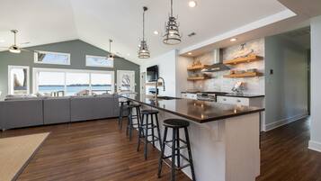 Casa, várias camas (Points End) | Cozinha privada | Uma placa de cozinha, uma torradeira, uma cadeira de bebé