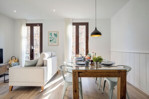 Apartamento luxo, 3 quartos, vista para a cidade | Área de estar | Smart TV, Netflix, serviços de streaming