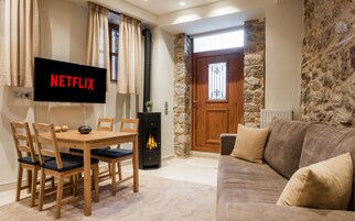 Estúdio Familiar | Sala | Televisor de ecrã plano de 40 polegadas com canais digitais, Smart TV 