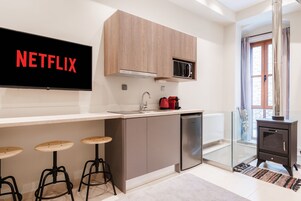 Dúplex Executivo (Maisonette) | Cozinha privada | Um frigorífico, um micro-ondas, um forno, uma placa de cozinha 