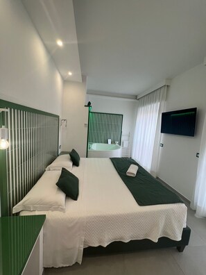 Camera Verde | Roupas de cama antialérgicas, frigobar, cofres nos quartos, escrivaninha