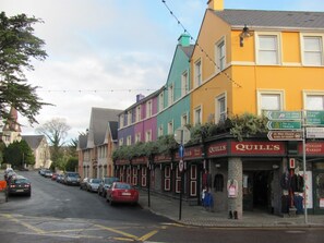 Rua com edifícios coloridos, incluindo uma loja Quill's.
