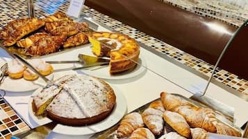 Café da manhã com buffet grátis todos os dias