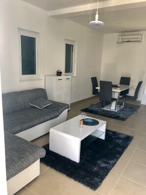 Apartamento, 1 quarto, vista para o mar | Sala | Televisor LED 