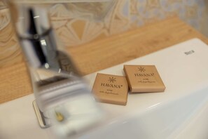 Apartamento Comfort | Casa de banho | Um polibã, artigos de higiene pessoal grátis, um secador de cabelo 