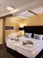 Suite Sénior | Roupa de alta qualidade, cofre no quarto, com decoração personalizada 