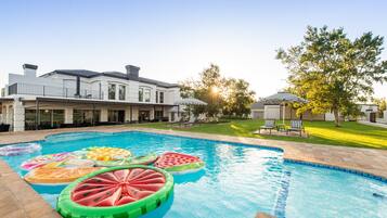 Piscina interior, piscina exterior, espreguiçadeiras
