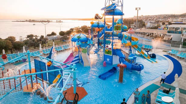 Um parque aquático com toboáguas e estruturas de recreação.