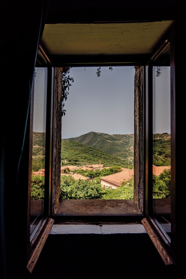 Quarto triplo luxo, vista para o mar, no piso térreo | Vista para a água