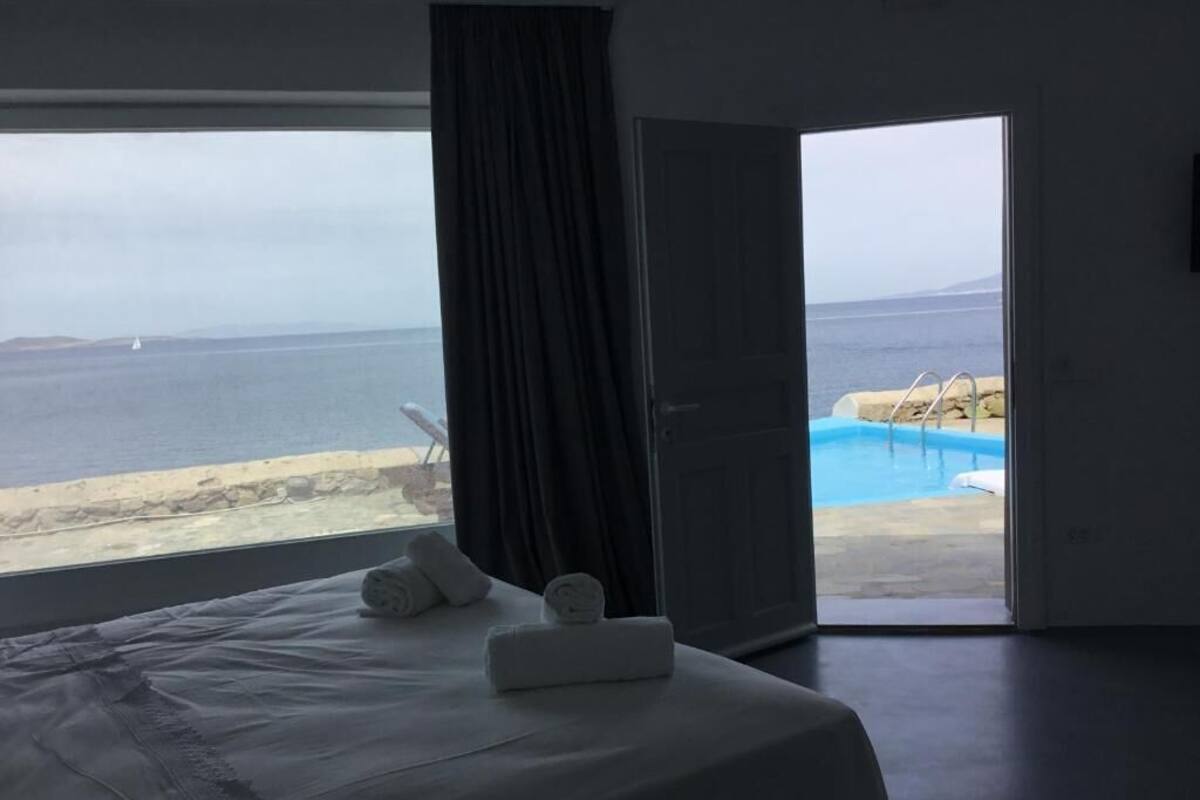 Estúdio luxo, piscina particular, vista para o mar | Cofres nos quartos, ferros/tábuas de passar roupa, Wi-Fi de cortesia